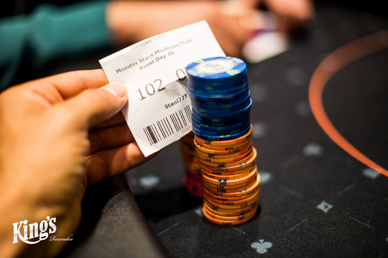 King’s MonsterStack Madness: Salih Özdemir holt Tag 1B | PokerFirma